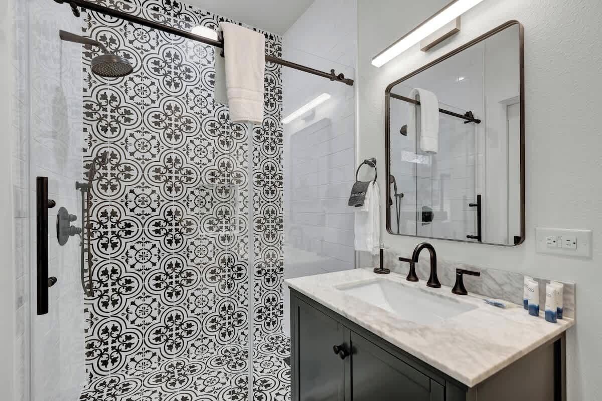 Casa, 1 cama king-size, banheira de hidromassagem grande (155 Moellering Guest) | Casa de banho | Toalhas fornecidas 