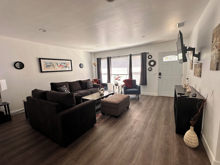 Home Away From Home: 2br House With Modern Comforts In San Fernando! - Santa Clarita, CA