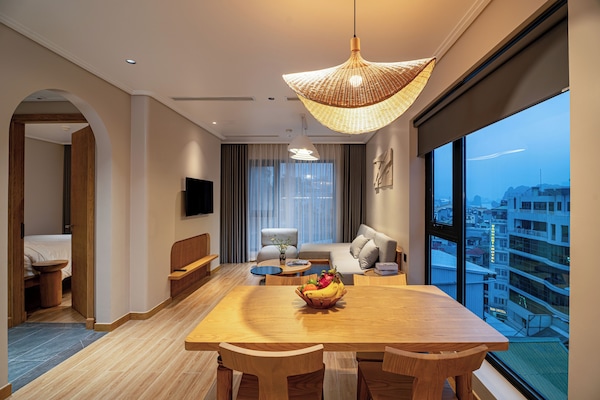 Apartamento, 2 quartos | 1 quarto, secretária, secretária adequada para computadores portáteis