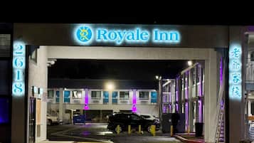 Fachada do alojamento (tarde/noite)