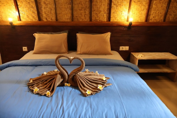 Quarto Duplo Comfort, vista para o jardim | Secretária, secretária adequada para computadores portáteis