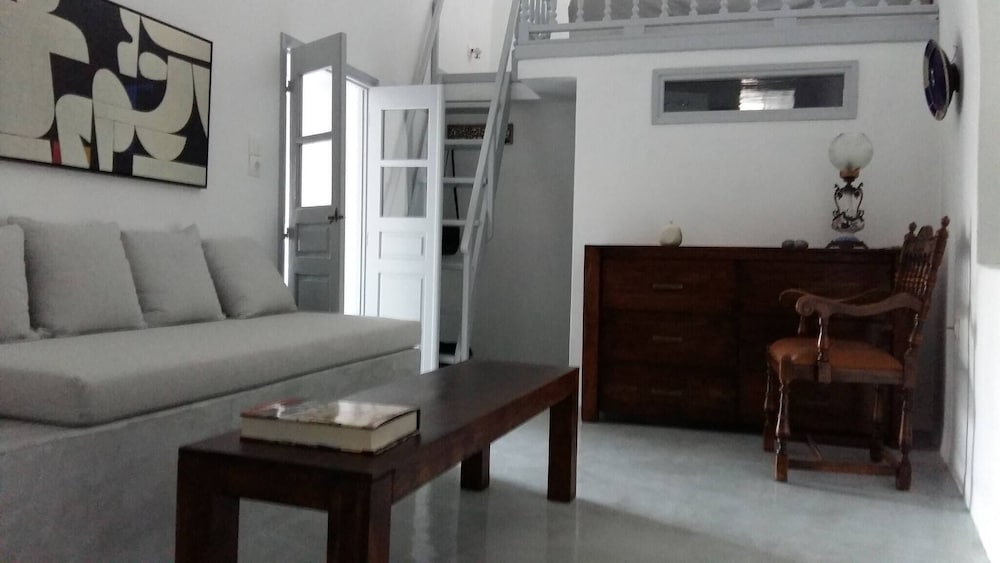 Charming 1705 Castle House In Pirgos Kallistis, Greece - Santorini