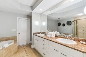 Apartamento Signature em Condomínio Fechado, 3 quartos, varanda, vista para a baía | Casa de banho | Artigos de higiene pessoal grátis, toalhas fornecidas, sabão, champô