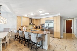Apartamento Signature em Condomínio Fechado, 3 quartos, varanda, vista para a baía | Cozinha privada | Um frigorífico, um micro-ondas, um forno, uma placa de cozinha