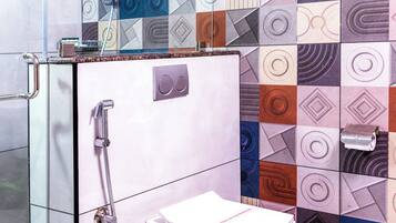 Suite Deluxe, varanda, vista para o mar | Casa de banho | Um polibã, artigos de higiene pessoal grátis, um secador de cabelo