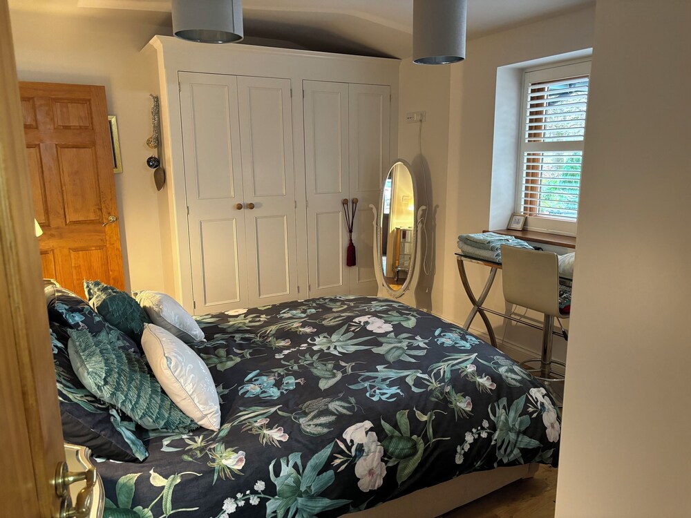 Luxury Cabin in West Sussex . Pet friendly . Sleeps 4 - Itchingfield | Vrbo