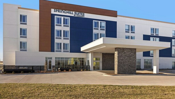 Um hotel moderno com uma placa indicando "SPRINGHILL SUITES BY HARRIOT".