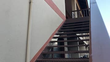 Apartamento, 1 quarto, sacada, vista para o jardim | Detalhe da fachada