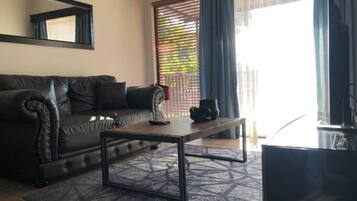 Apartamento, 1 quarto, sacada, vista para o jardim | Sala de estar