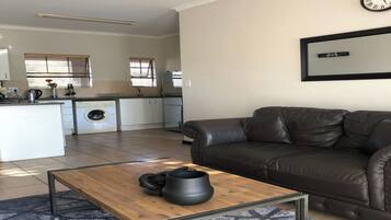 Apartamento, 1 quarto, sacada, vista para o jardim | Área de estar