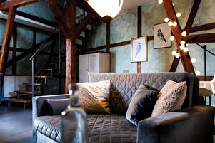 Apartamento família, sacada, vista para o jardim | Área de estar