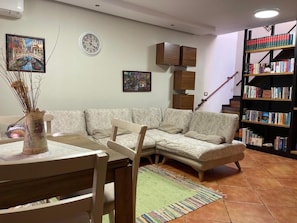 Apartamento, 2 quartos, pátio, vista para o jardim | Sala