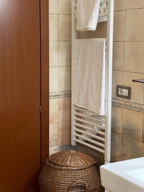 Apartamento, 2 quartos, pátio, vista para o jardim | Casa de banho