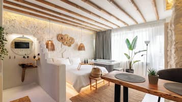 Suite-Estúdio Deluxe, varanda, Vista para a cidade | Wi-fi grátis, roupa de cama fornecida