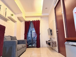 Apartamento Familiar, 2 quartos, varanda, Vista para a cidade | Sala de estar | Smart TV de 32 de polegadas com canais digitais, Netflix, Hulu