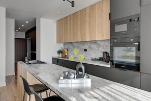Apartamento Nobre | Kitchenette privada | Um frigorífico, uma placa de cozinha, uma cafeteira/bule 