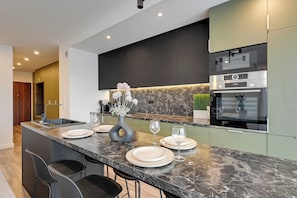 Apartamento Nobre | Kitchenette privada | Um frigorífico, uma placa de cozinha, uma cafeteira/bule 