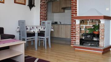 Apartamento (Two Bedroom Apartment with Sea View a) | Sala