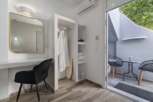 Casa de banho moderna com espelho, porta-toalhas e zona de chuveiro.