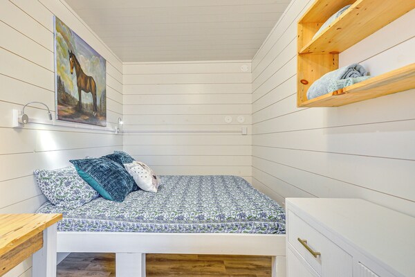 Dreamy Wine Country Retreat: Sherwood 'Rose Cabin' - Sherwood, OR