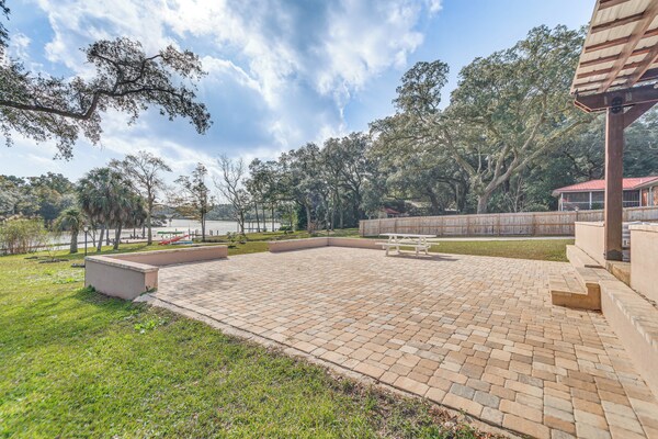 Waterfront Retreat W/ Outdoor Oasis In Pensacola - Pensacola, FL