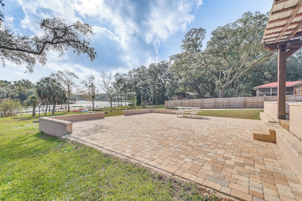 Waterfront Retreat W/ Outdoor Oasis In Pensacola - Pensacola, FL