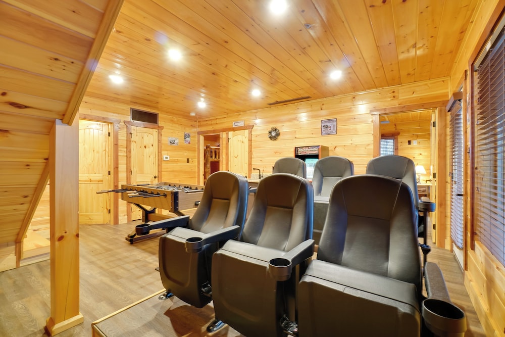 Hot Tub, Game Room & Mtn Views: Sevierville Cabin - Gatlinburg, TN