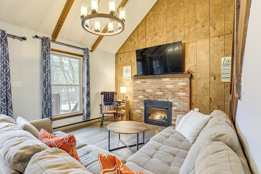 Walk To Hideout Slopes: Home W/ Game Room! - Lake Ariel, PA