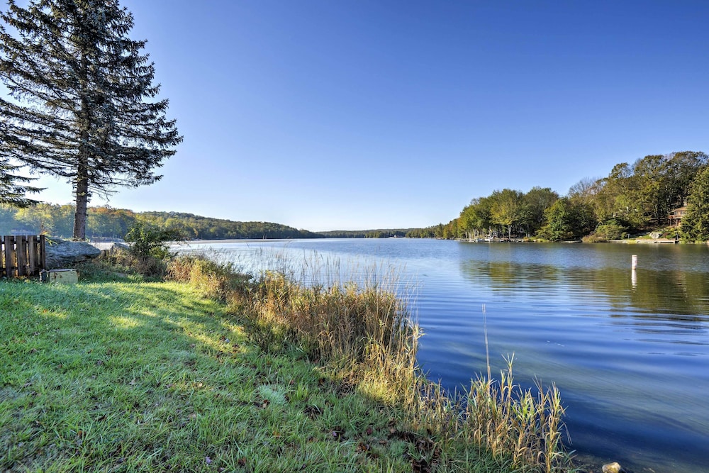 Walk To Roaming Woods Lake: Home W/ Fire Pit! - Lake Ariel, PA