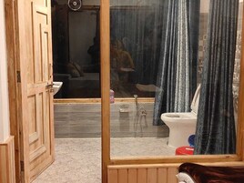 Suite-Estúdio Comfort, vista para a montanha | Casa de banho | Chinelos, toalhas fornecidas