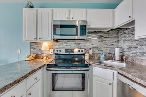 Apartamento em Condomínio Fechado, 1 quarto | Cozinha privada | Um frigorífico, um forno, uma cafeteira/bule, uma torradeira 