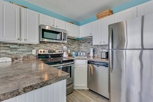 Apartamento em Condomínio Fechado, 1 quarto | Cozinha privada | Um frigorífico, um forno, uma cafeteira/bule, uma torradeira 