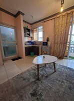 Suite-Estúdio Superior, Vista para a cidade | Cozinha privada | Um frigorífico, um micro-ondas, utensílios de cozinha, mesas de jantar 