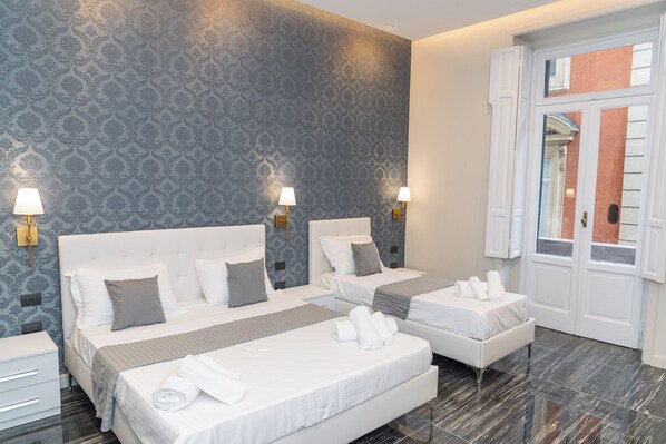 Deluxe Room, Two Balconies, Sea View | Escrivaninha, espaço de trabalho para notebook, Wi-Fi de cortesia