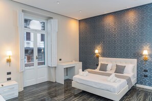 Deluxe Room, Two Balconies, Sea View | Escrivaninha, espaço de trabalho para notebook, Wi-Fi de cortesia