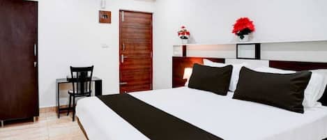 Quarto casal luxo, vista para a cidade | Escrivaninha, Wi-Fi de cortesia