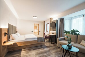 Quarto Duplo Deluxe | Cofre no quarto, secretária 