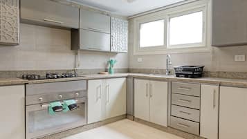 Apartamento Panorâmico, Vista para a cidade | Cozinha privada | Um frigorífico, um micro-ondas, um forno, utensílios de cozinha