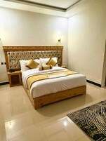 Quarto Duplo de Luxo, varanda, vista para a montanha | Cofre no quarto, cortinas/cortinados opacos, quartos insonorizados 