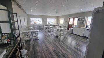 Toalhas fornecidas, sabão, champô, papel higiénico