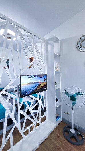 1 quarto, secretária, secretária adequada para computadores portáteis 