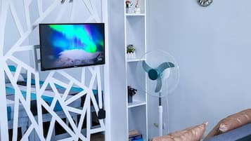 1 quarto, secretária, secretária adequada para computadores portáteis