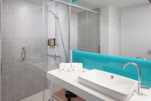 Quarto Standard, 1 cama queen-size | Casa de banho | Um polibã, um chuveiro fixo, artigos de higiene ecológicos 