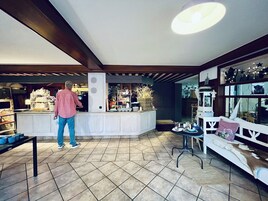 Café da manhã com buffet todos os dias mediante uma taxa