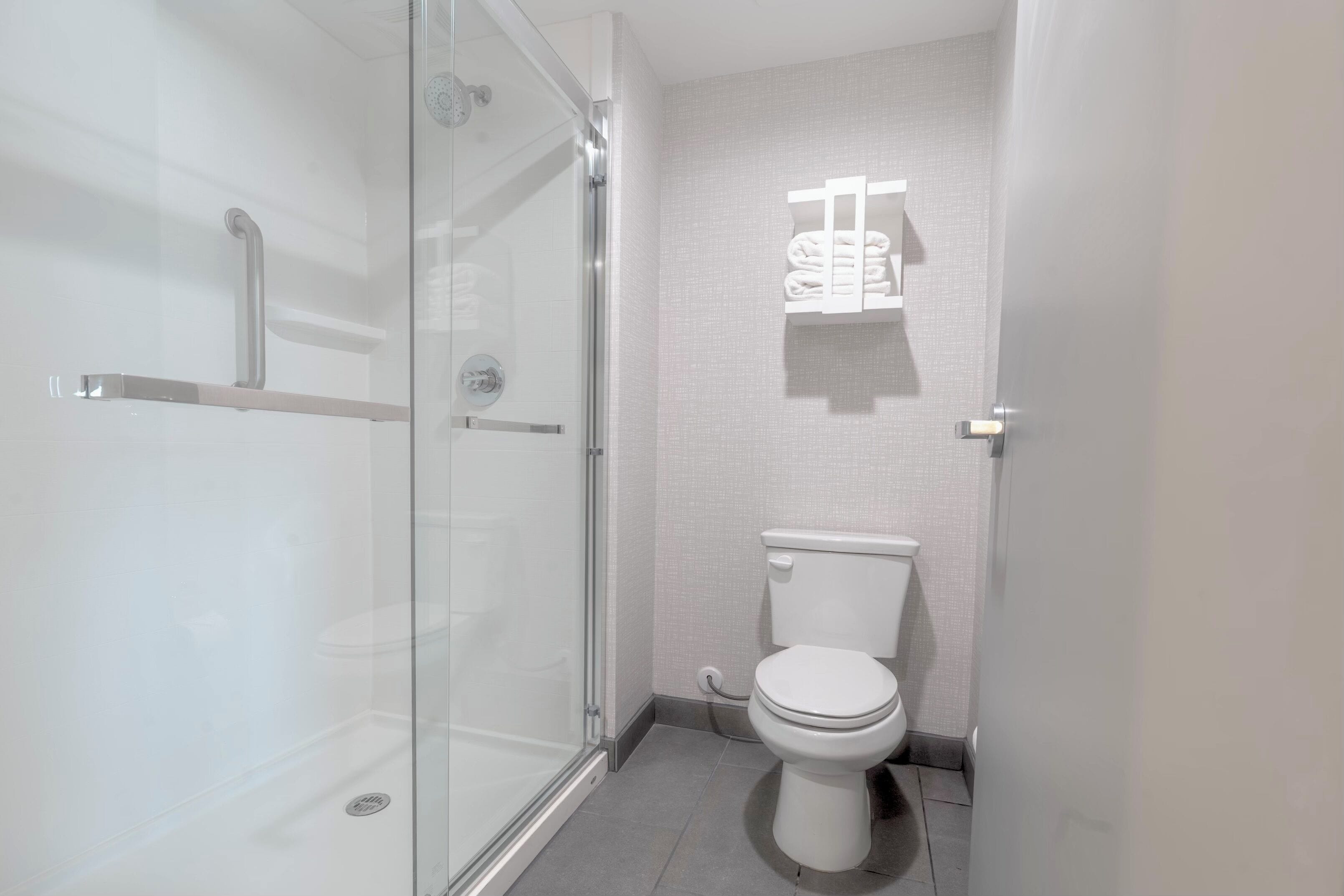 Quarto, 1 cama King e sofá-cama | Banheiro