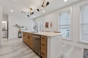 Um frigorífico/congelador grande, um micro-ondas, um forno 