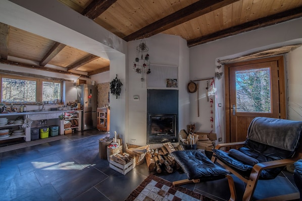 Casa, varanda, vista para a montanha | Área de estar | TV 32 polegadas com canais a cabo
