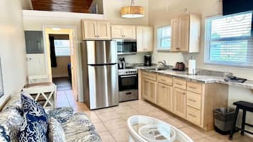 Apartamento luxo, vista para o mar | Cozinha privada | Geladeira grande, micro-ondas, fogão, cooktop
