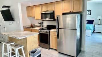 Apartamento superior, 2 quartos, varanda, vista para o oceano | Cozinha privada | Geladeira grande, micro-ondas, fogão, cooktop
