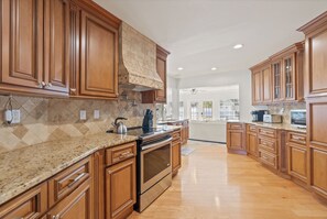 Tarpon Springs Treasure 4BD 2BA Huge Backyard - Latest Reviews, Deals ...